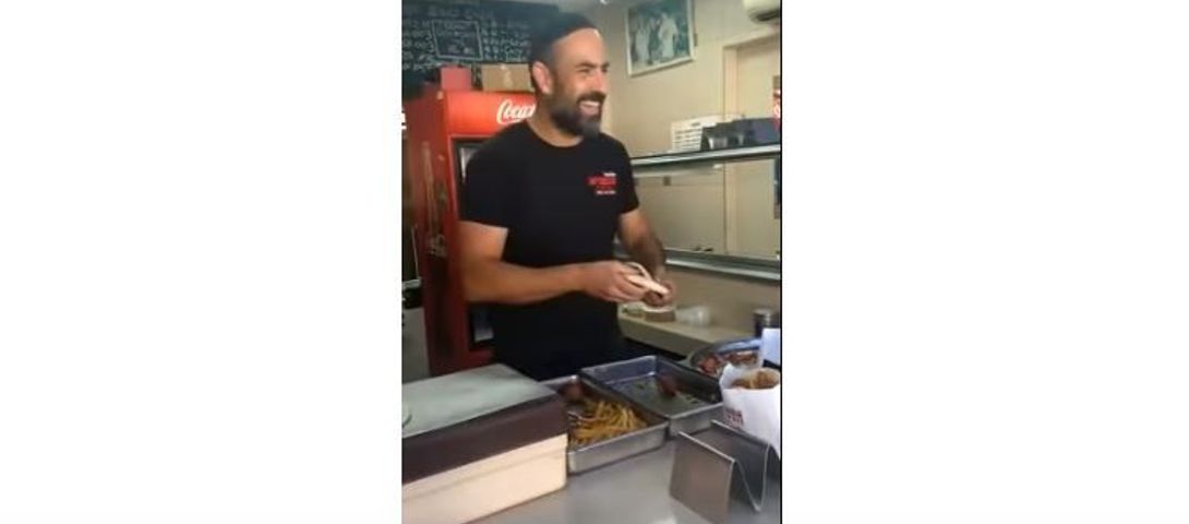 Israeli Falafel Shop Owner Shows Off Masterful Skills – The Forward