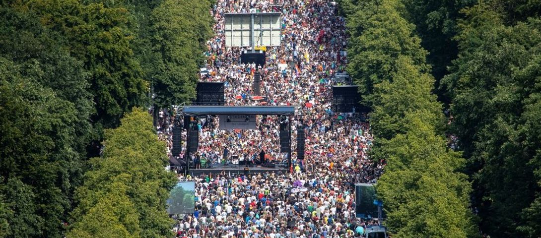 Berlin rally against Coronavirus rules features neo-Nazis, anti-Semitic ...