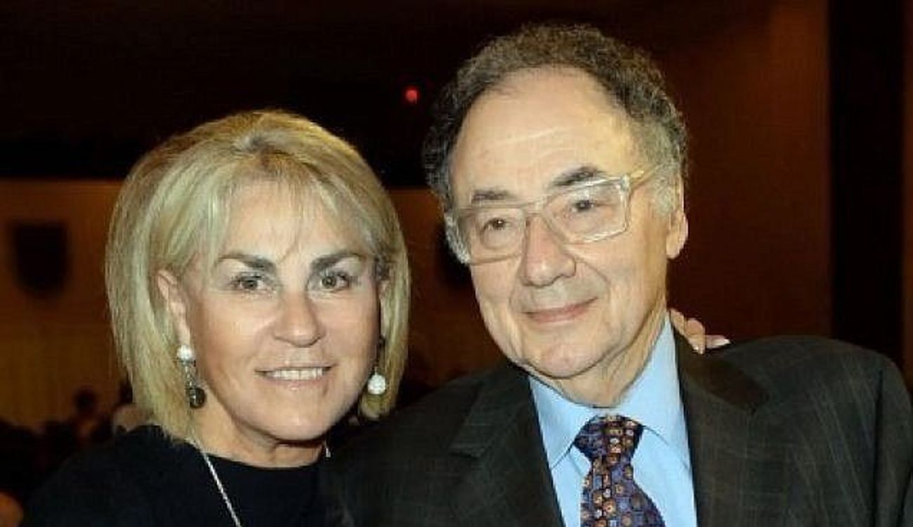 Thousands Mourn Slain Billionaire Barry Sherman And Wife After Mystery ...