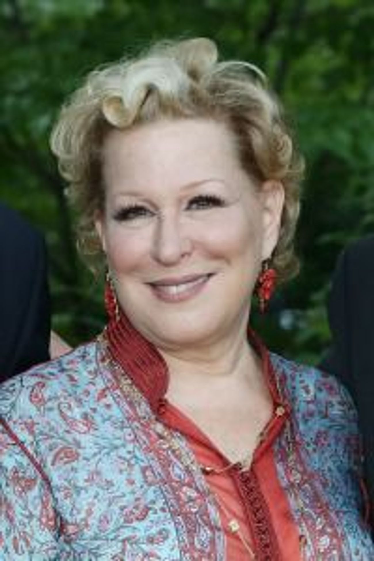 Bette Midler Wins Jane Jacobs Medal – The Forward