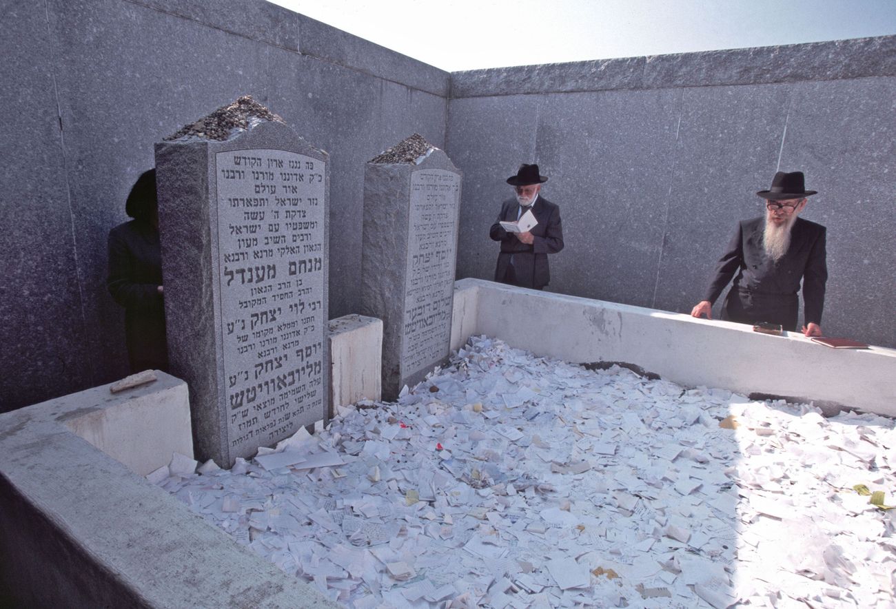 Chabad Rebbe’s Grave Draws Crowds Of Disciples