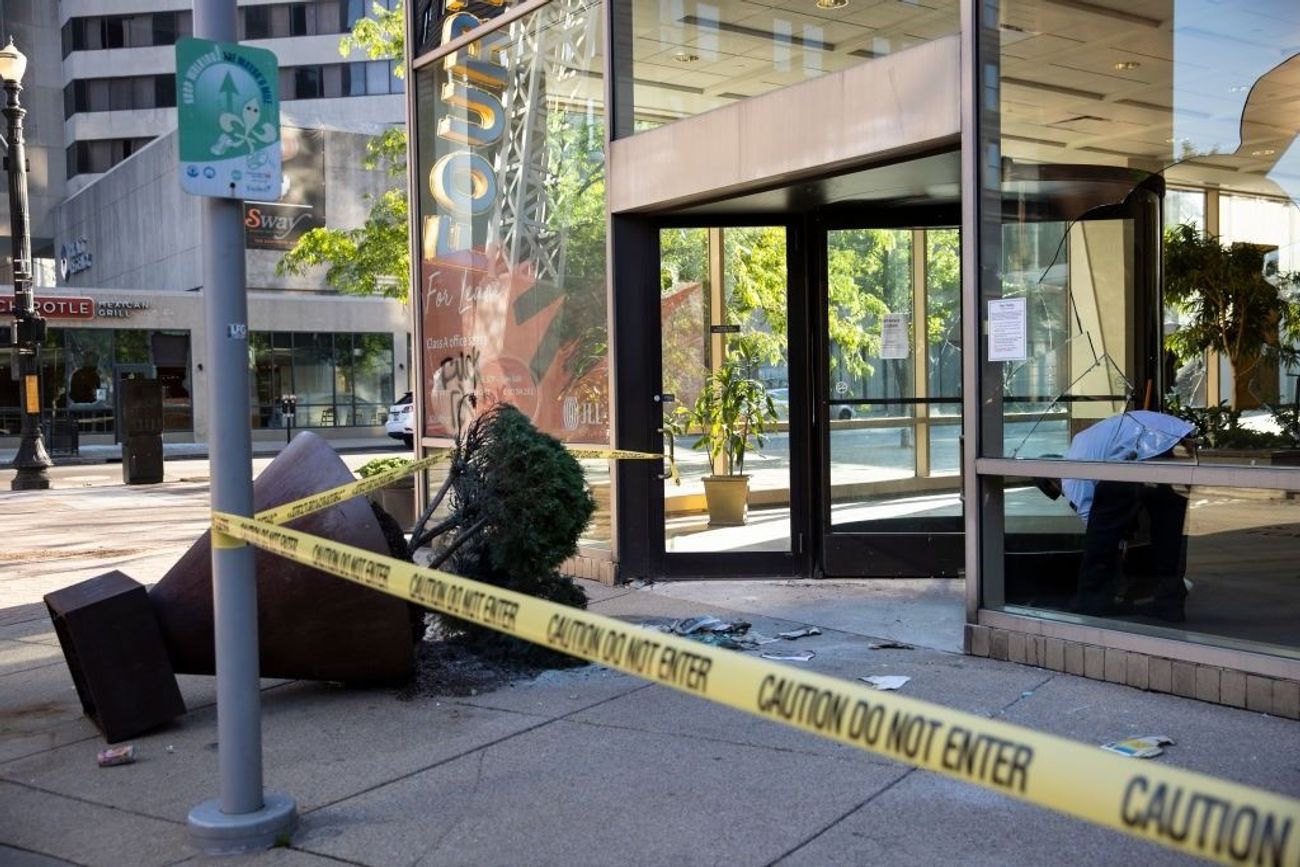 Kosher restaurant damaged in riot supports protesters