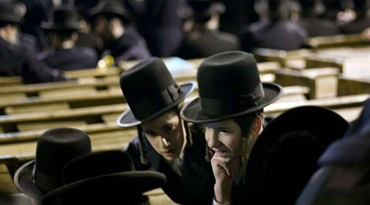 Der Blatt, the Yiddish paper that hid a massive wedding