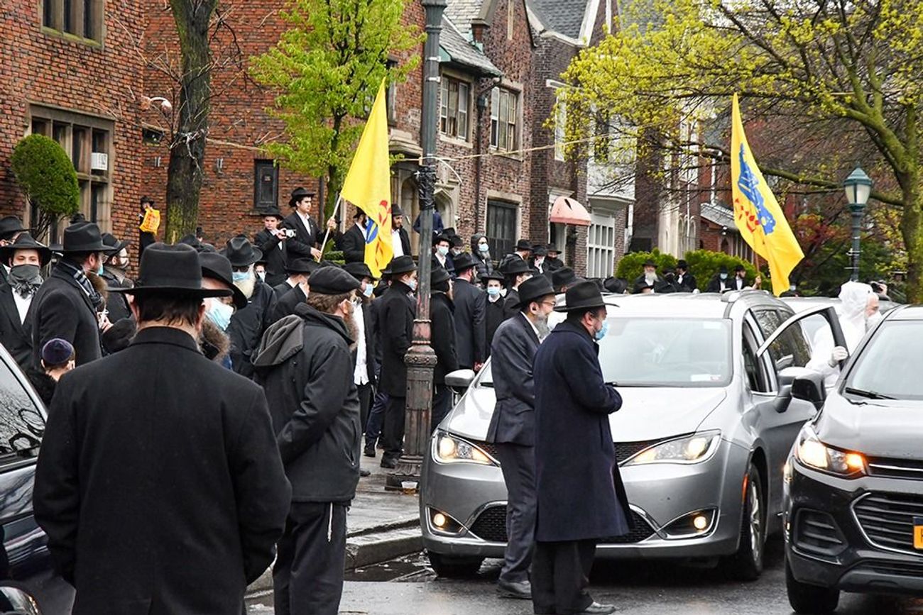 Crowd shows up for Brooklyn rabbi’s funeral