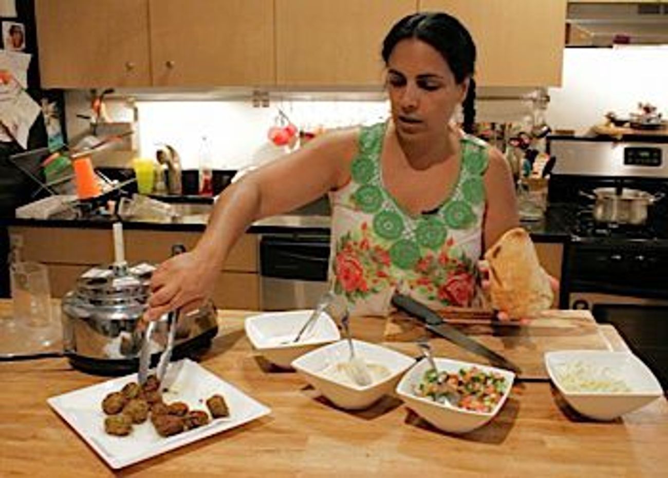 Video: Frying Falafel, Family Style – The Forward
