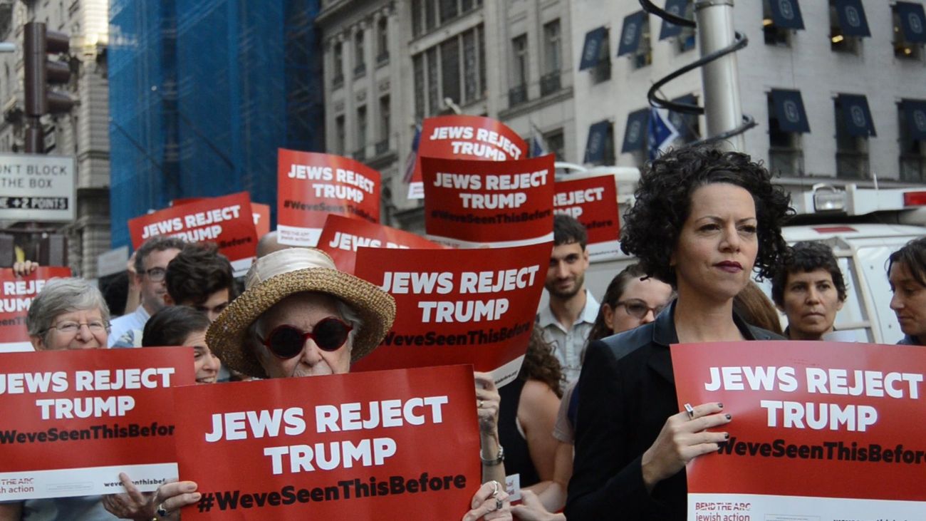 WATCH: A Jewish Trump Supporter Confronts an Anti-Trump Protest – The ...