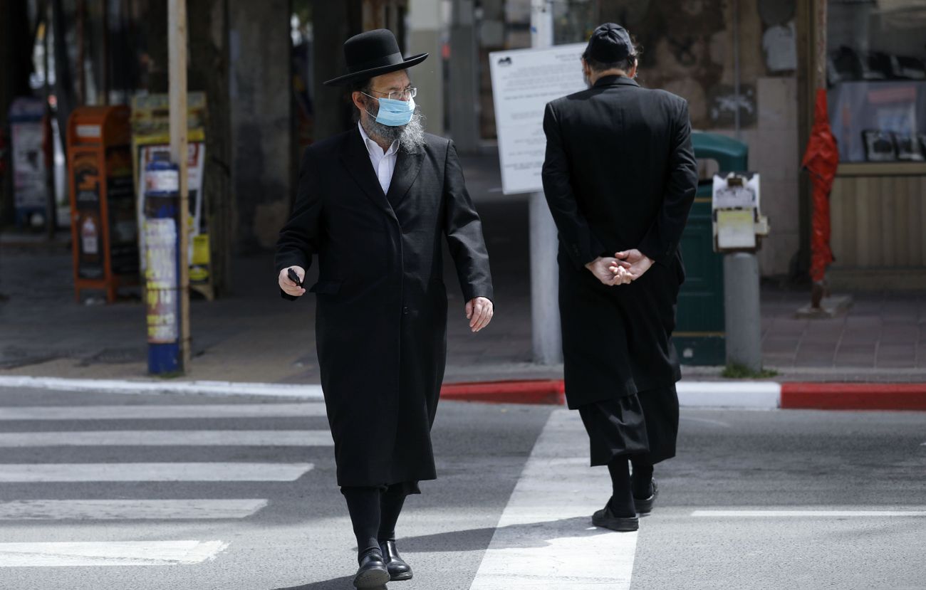 WATCH: Two videos on how to make masks - in Yiddish – The Forward