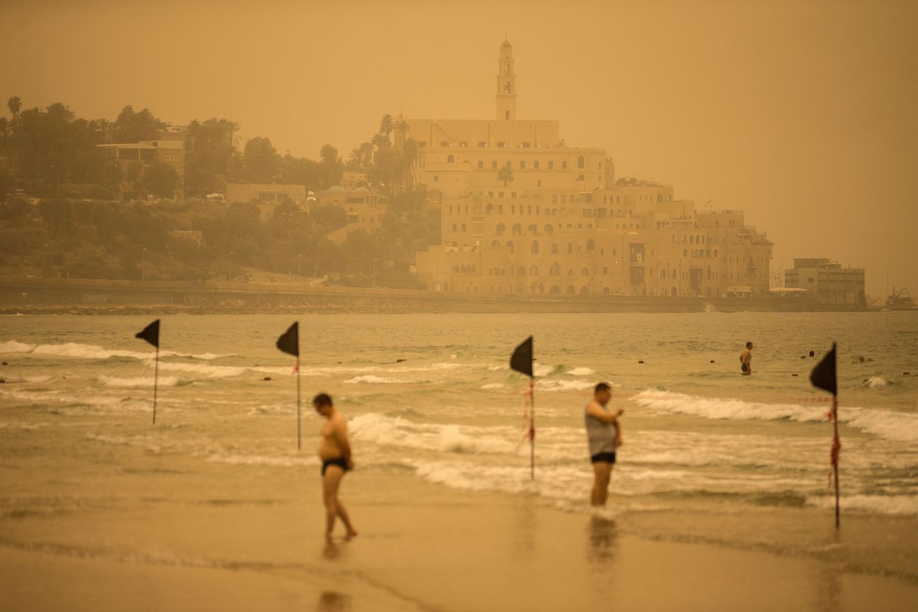 Check Out These Eerie Pictures from the Sandstorm in Israel – The Forward