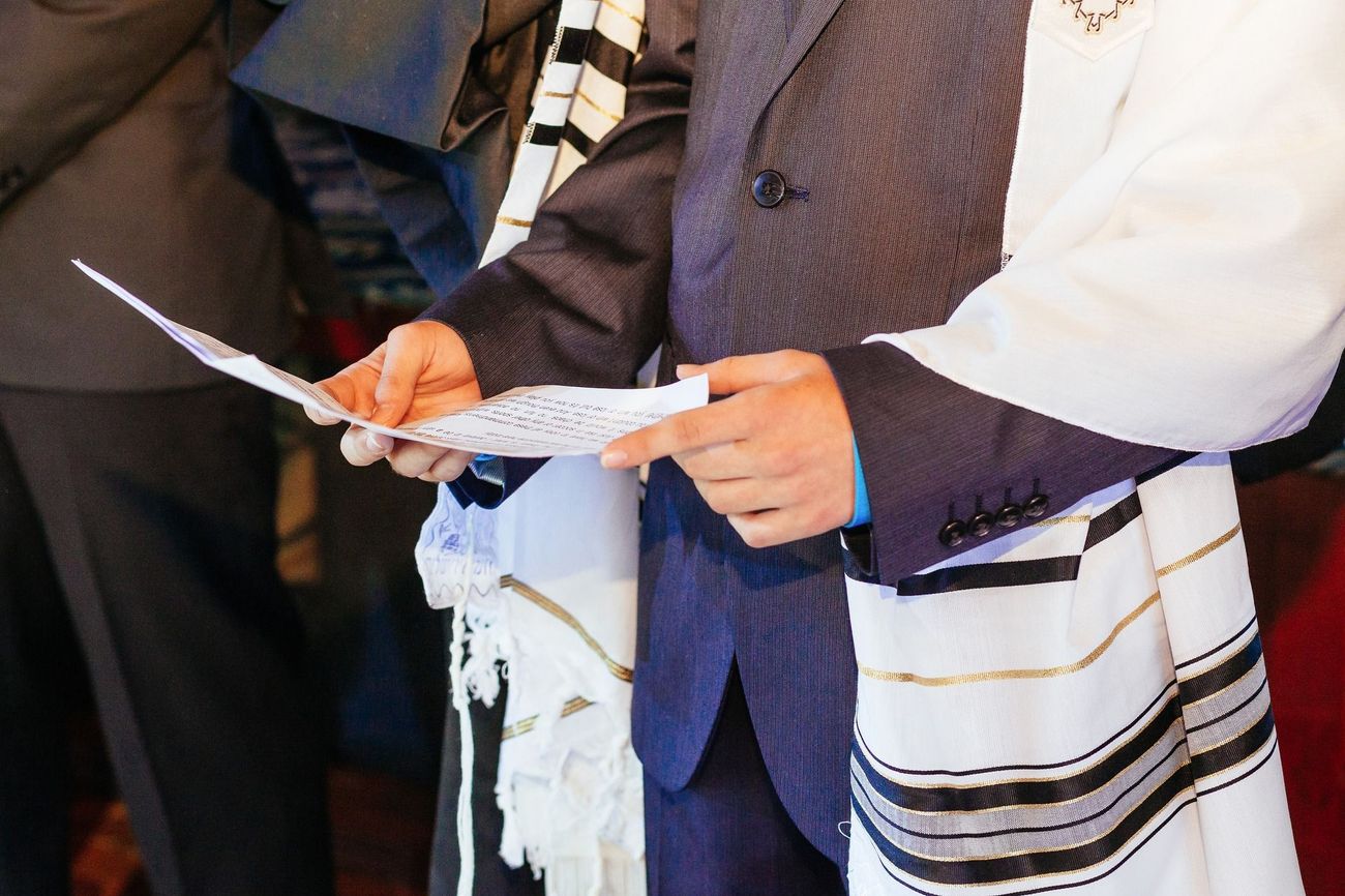 Why You Should Sneak-Read In Shul This Yom Kippur – The Forward