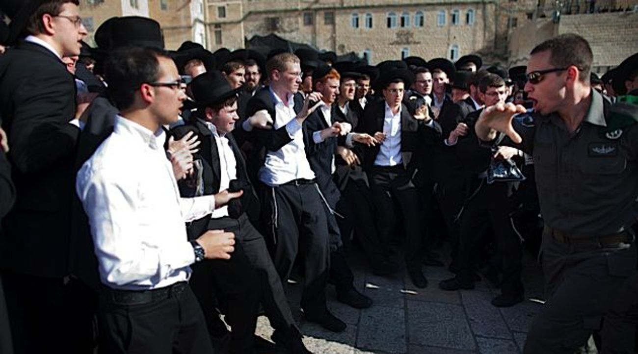 Ultra-Orthodox Mob Swarms Western Wall To Protest Women's Prayer ...