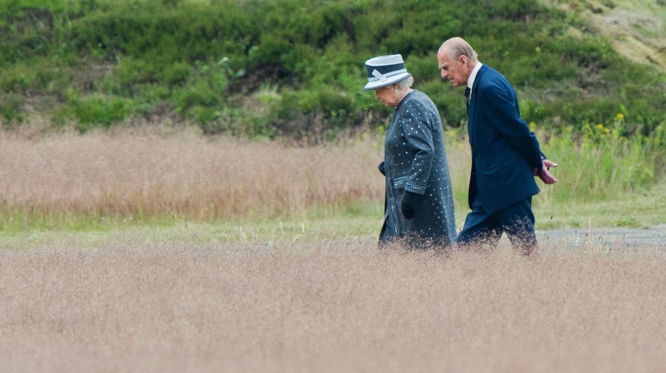 Queen Elizabeth Visits Bergen-Belsen – The Forward