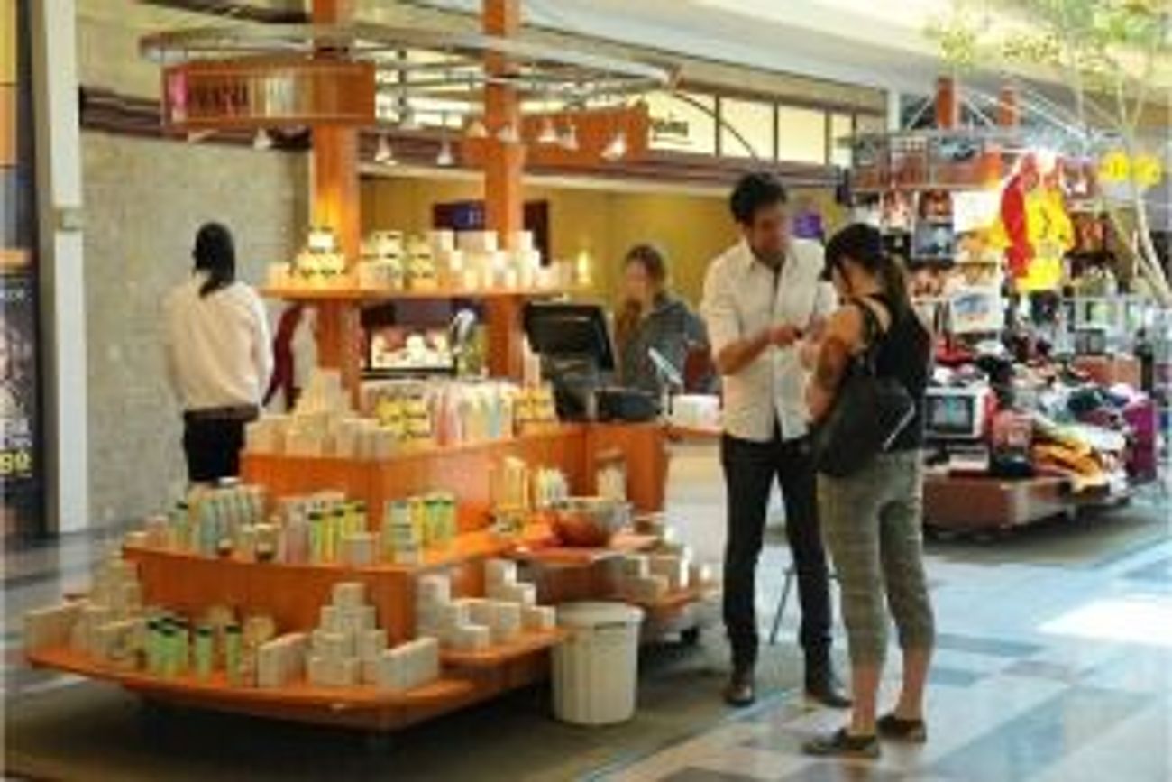 Illegal Israeli Workers at Mall Kiosks Atttract Scrutiny of Law ...