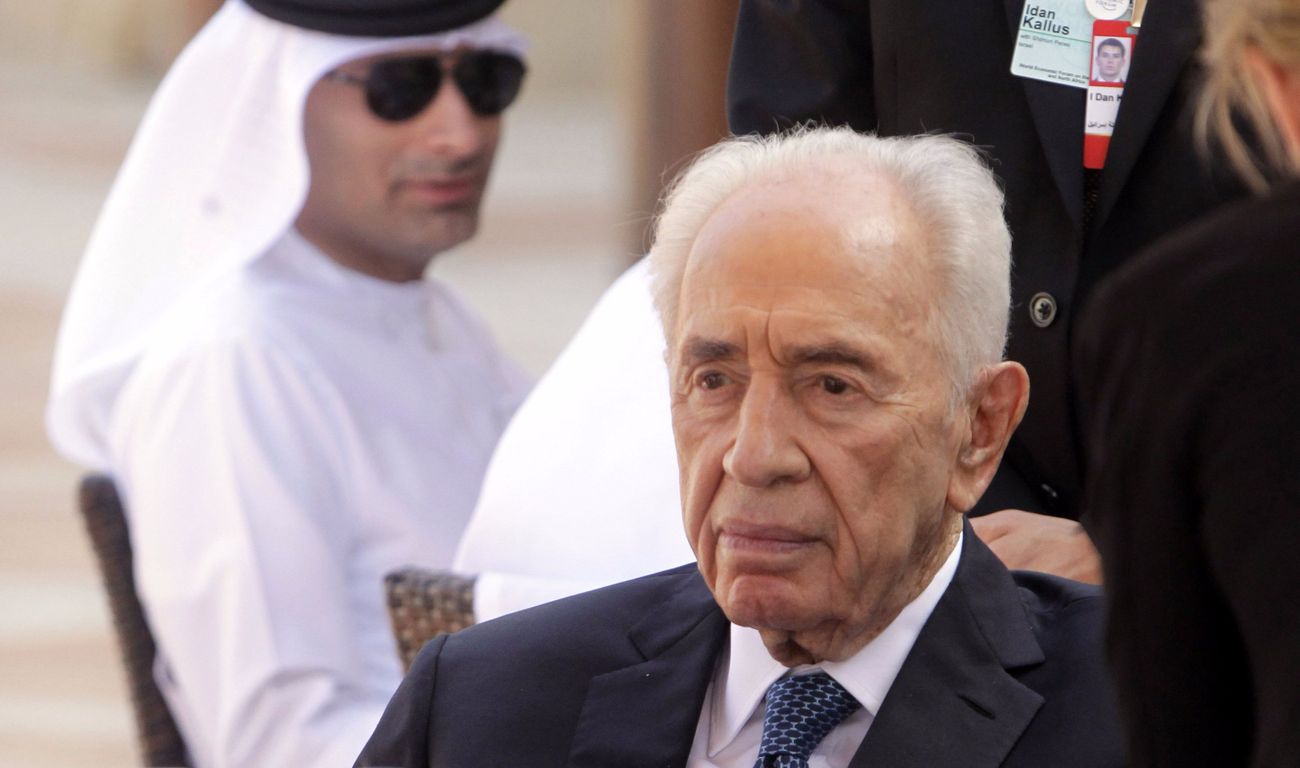 Shimon Peres Shakes Hands With Doctor — Fights To Survive After ...
