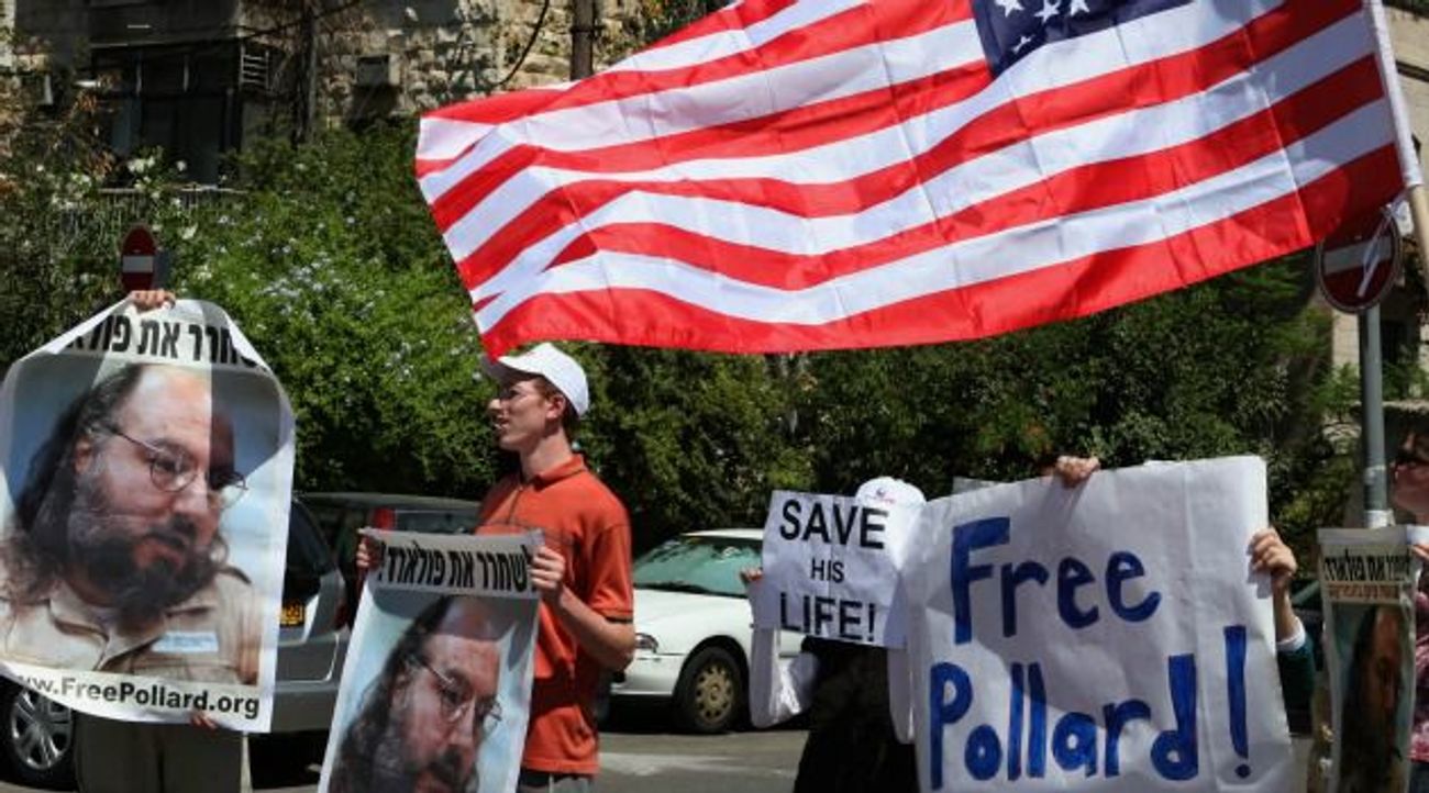 Rabbis Meet Jonathan Pollard in Prison – The Forward