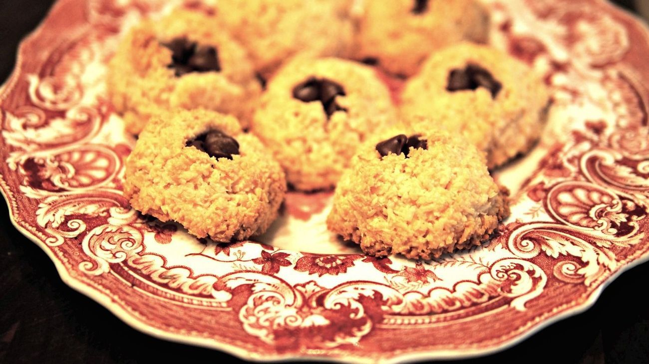 Liza’s Coconut & Chocolate Chip Macaroons – The Forward