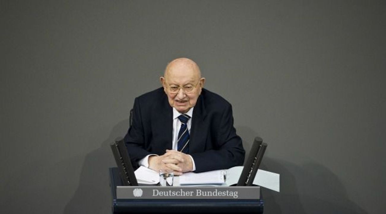 German Literary Critic and Survivor of the Warsaw Ghetto, Dies at 93 ...