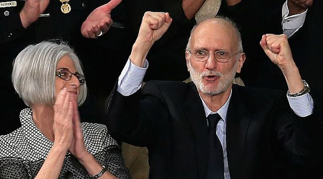 Alan Gross Endorses Hillary Clinton, Citing Her Cuba Policy – The Forward
