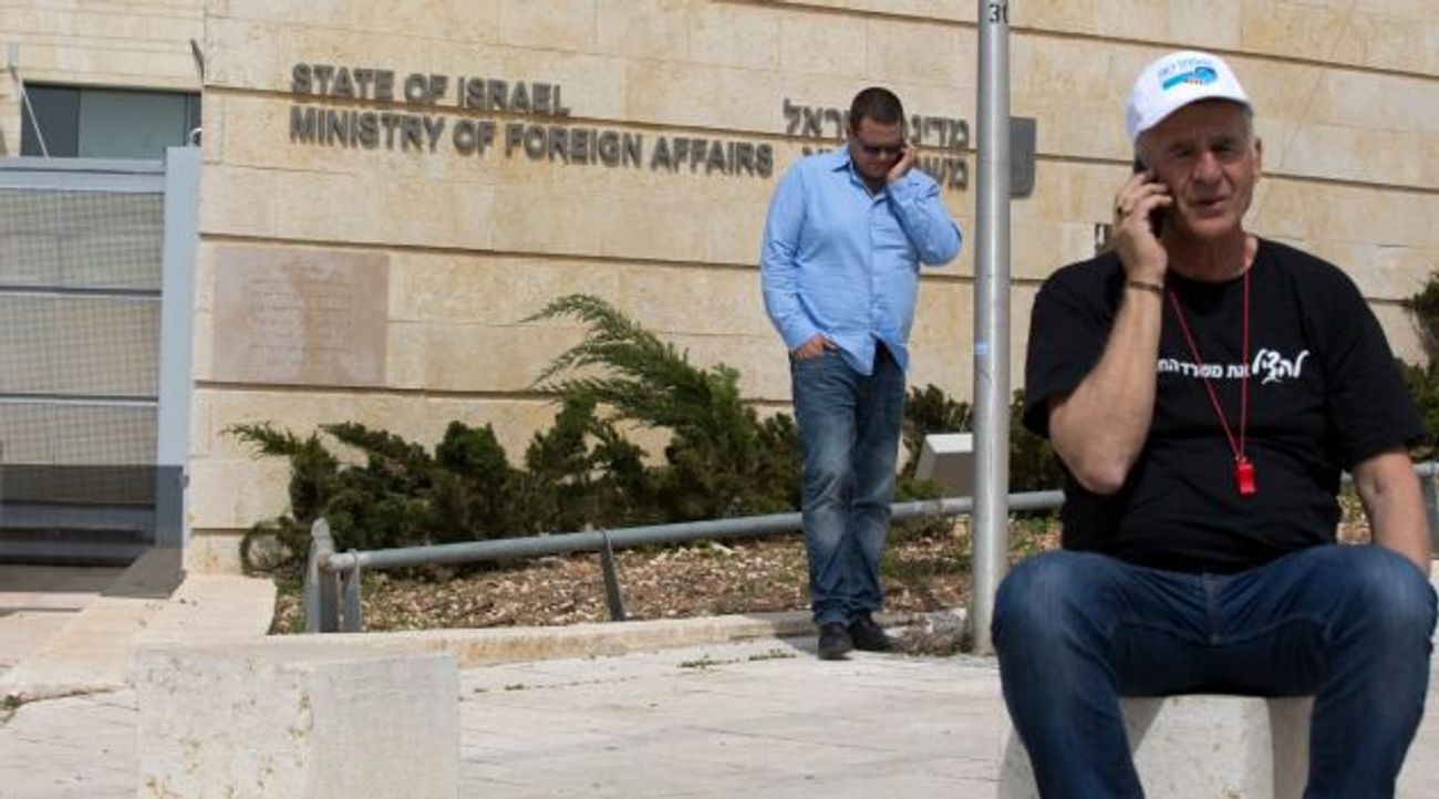 Israel Diplomats End Strike – The Forward