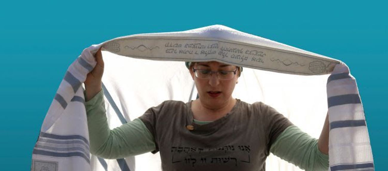 Why Is It So Hard to Get Used to a Woman Wearing a Tallit? – The Forward