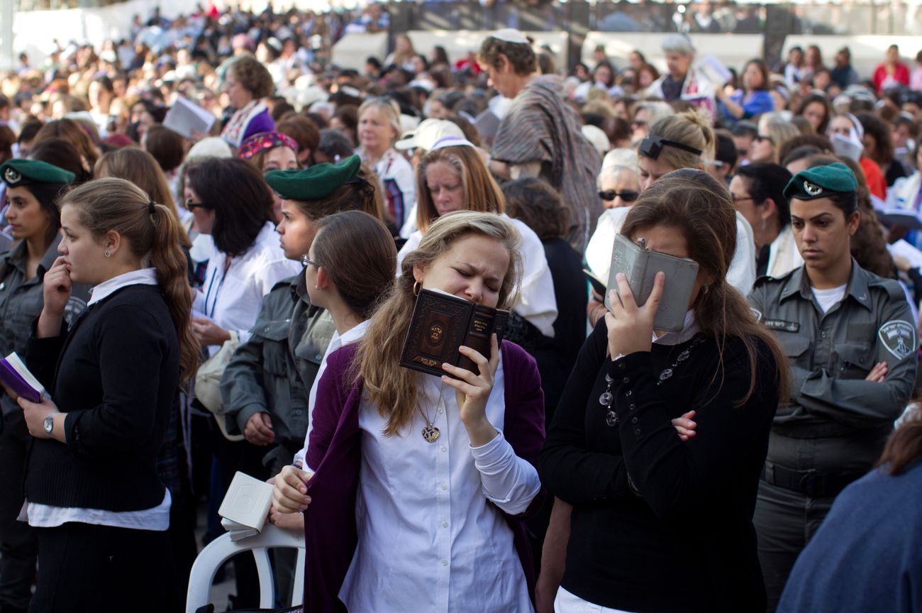 Women Read From Torah Scroll at Western Wall – The Forward
