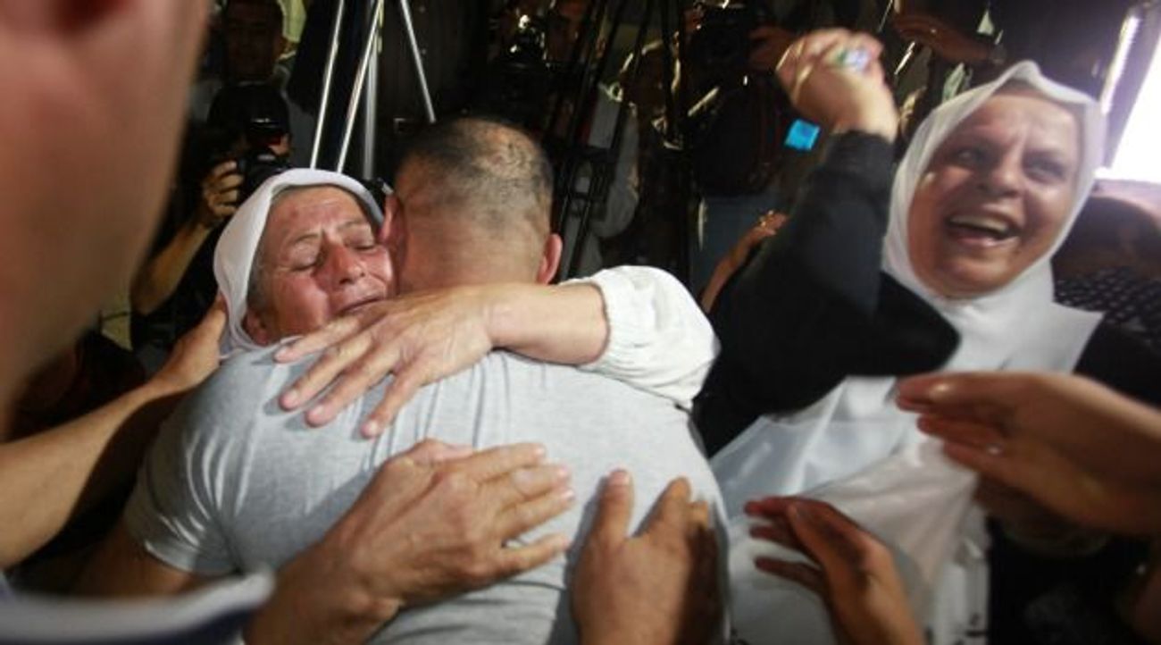 Freed Palestinian Prisoners Get Hero's Welcome as New Peace Talks Loom ...