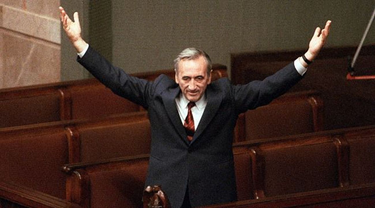 Tadeusz Mazowiecki, Poland's First Post-Communist Leader, Dies at 86 ...
