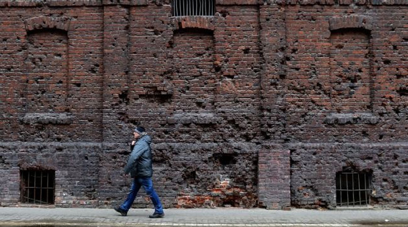 Warsaw Demolishes Historic Wall in Ghetto – The Forward