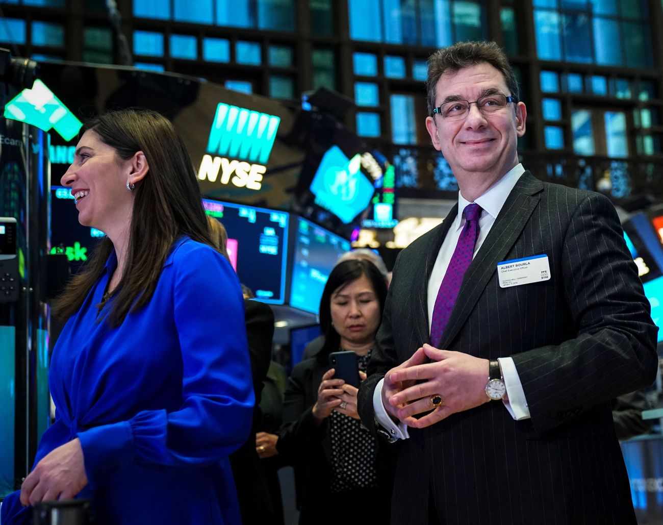 Pfizer’s CEO tells his parents’ Holocaust story – The Forward