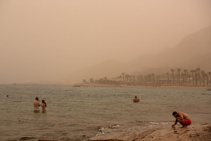 Check Out These Eerie Pictures from the Sandstorm in Israel – The Forward